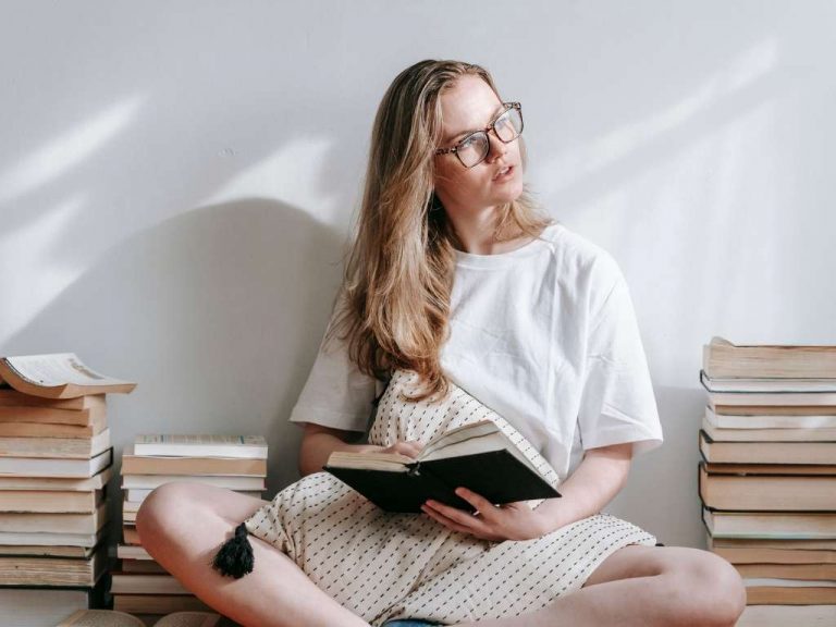 Epíteto: Qué es, ejemplos y cómo usar esta figura literaria